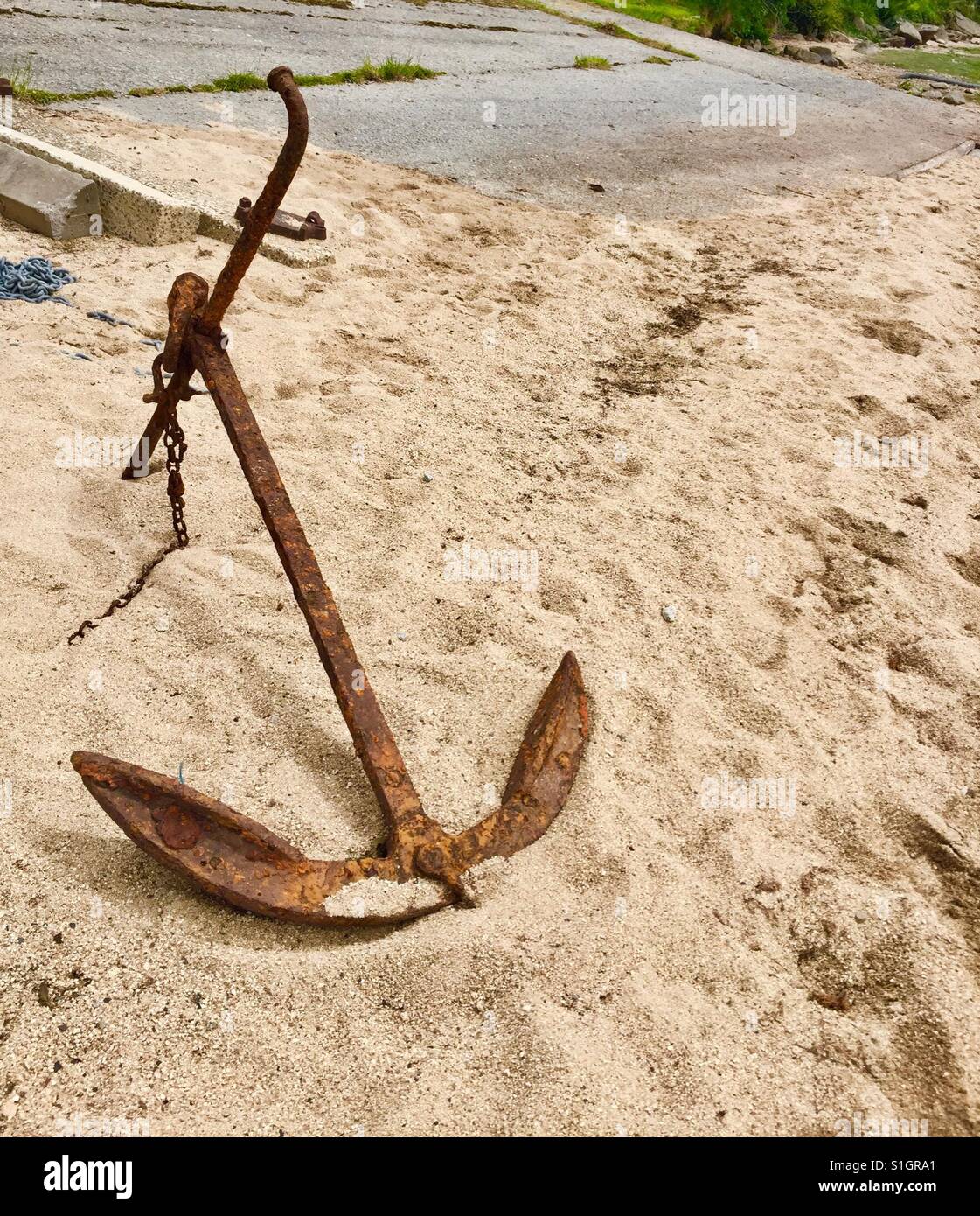 Rusty anchor on beach hi-res stock photography and images - Alamy