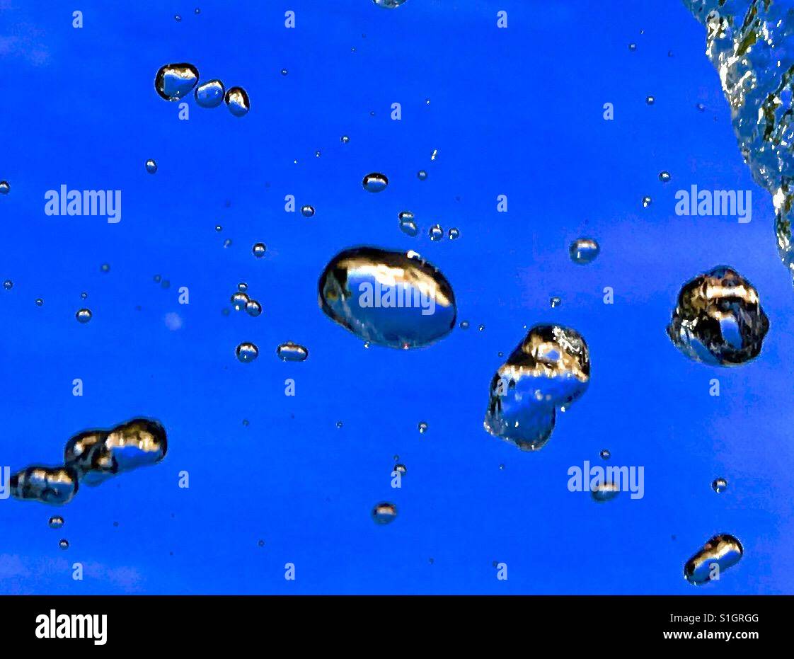 Water droplets splash hi-res stock photography and images - Alamy