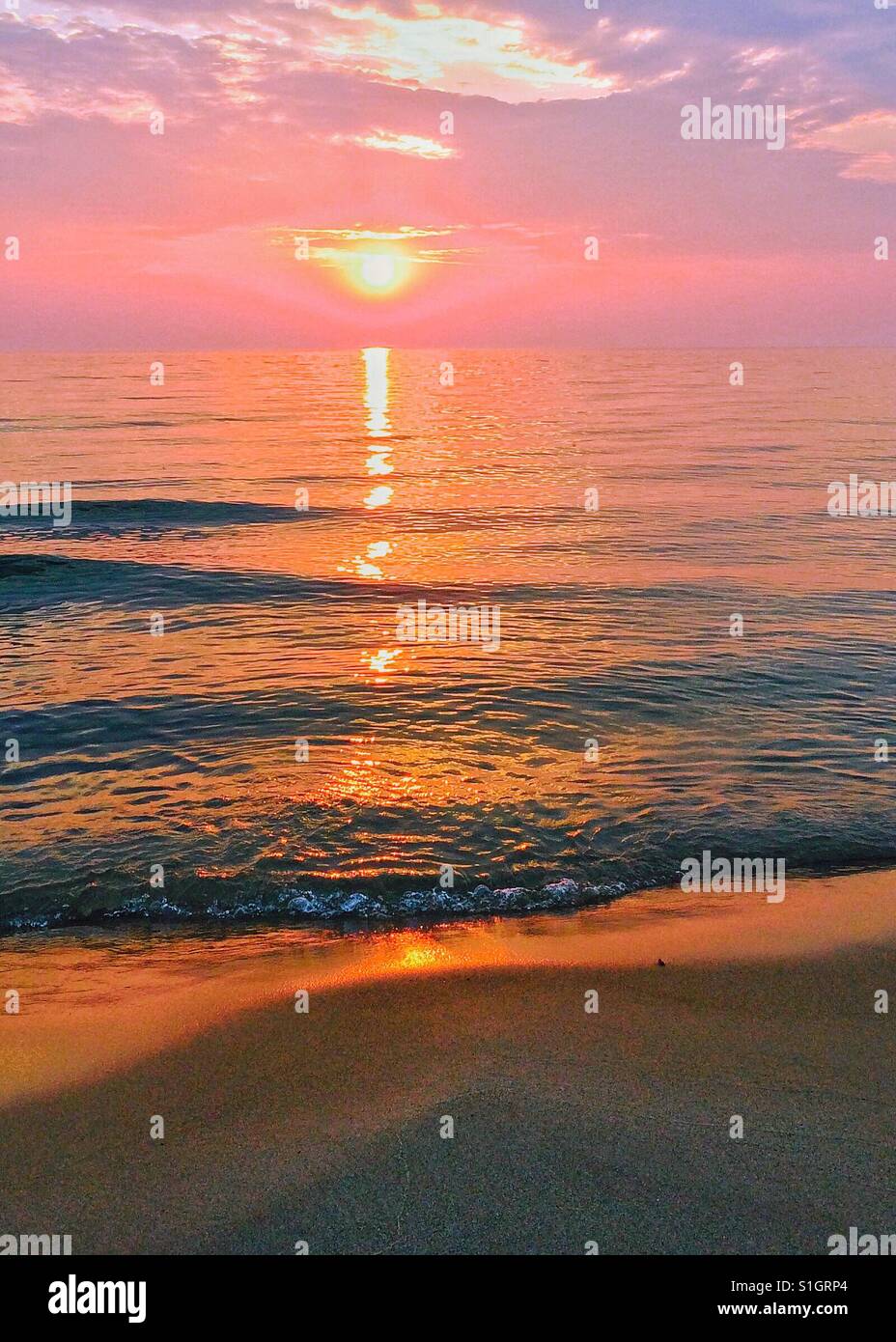 Pink sunset water hi-res stock photography and images - Alamy