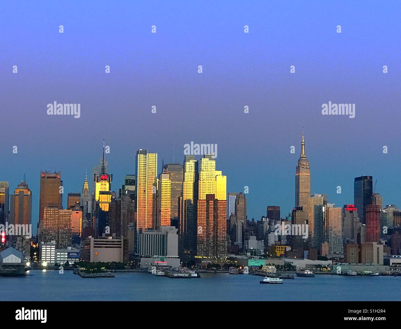 Midtown night hi-res stock photography and images - Alamy