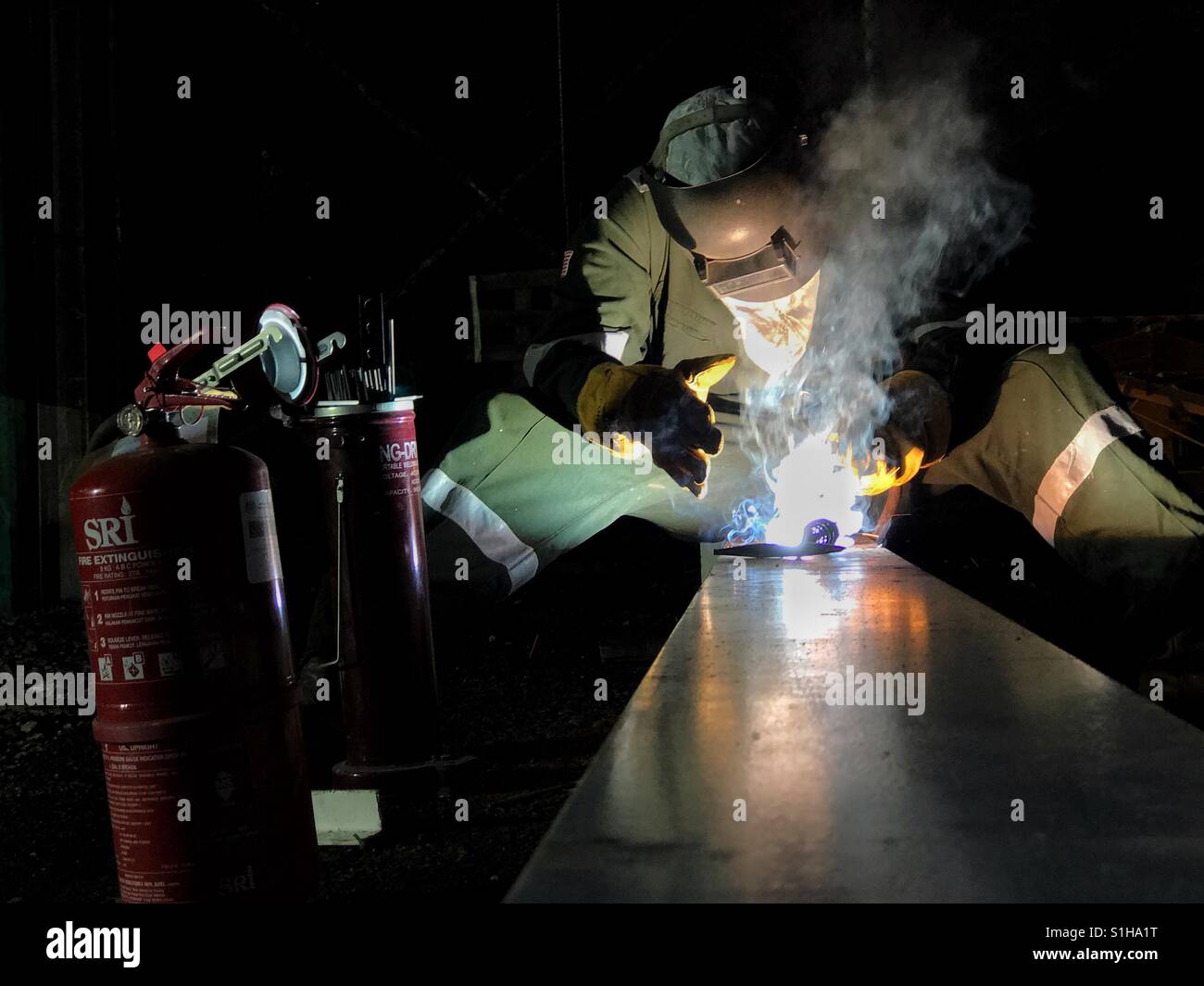 Men welding hi-res stock photography and images - Alamy