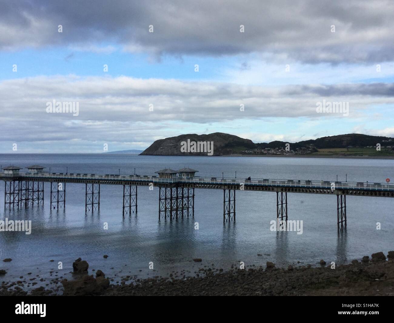 Cliff with beach hi-res stock photography and images - Alamy