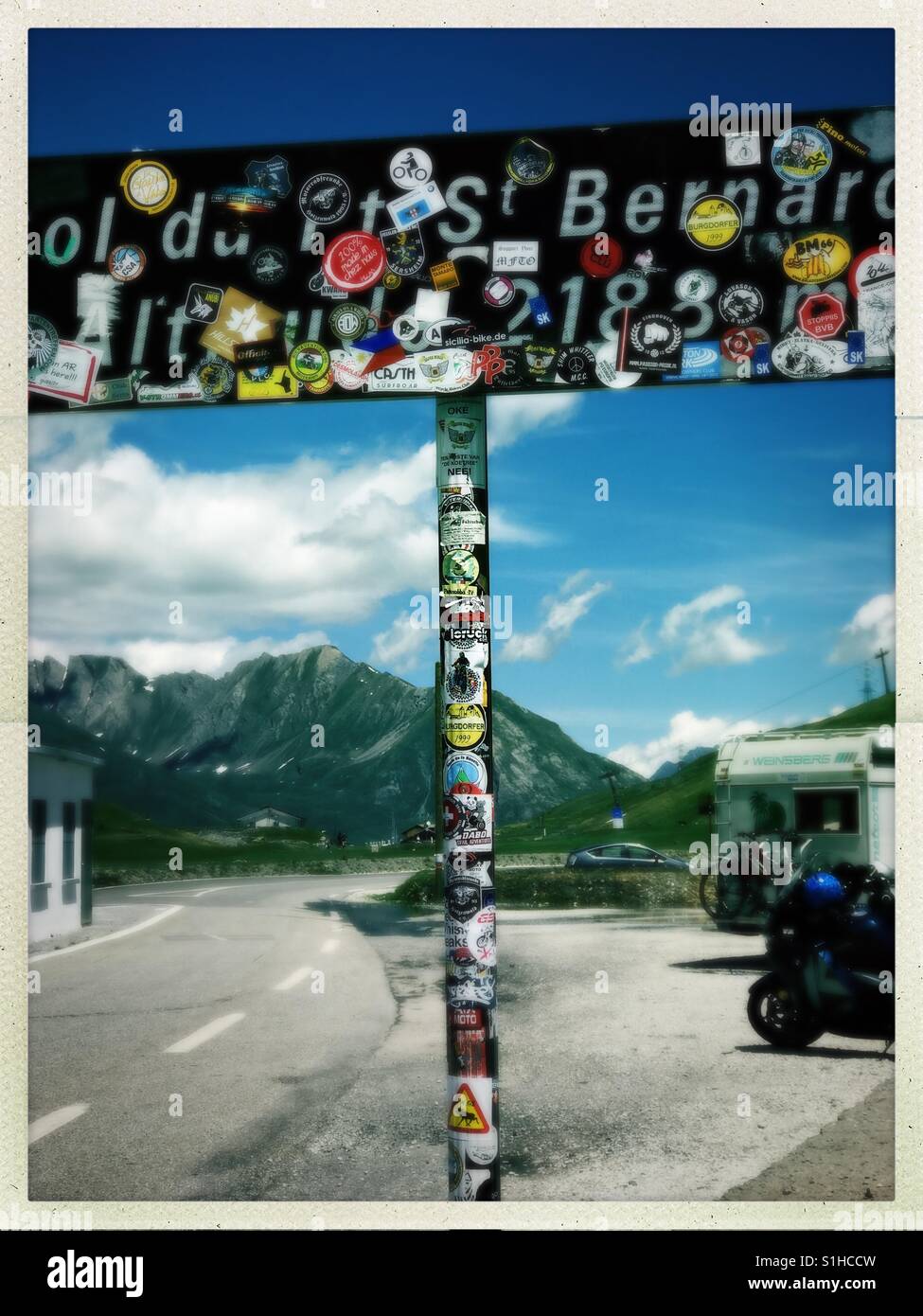 France italy border sign alps hi-res stock photography and images - Alamy