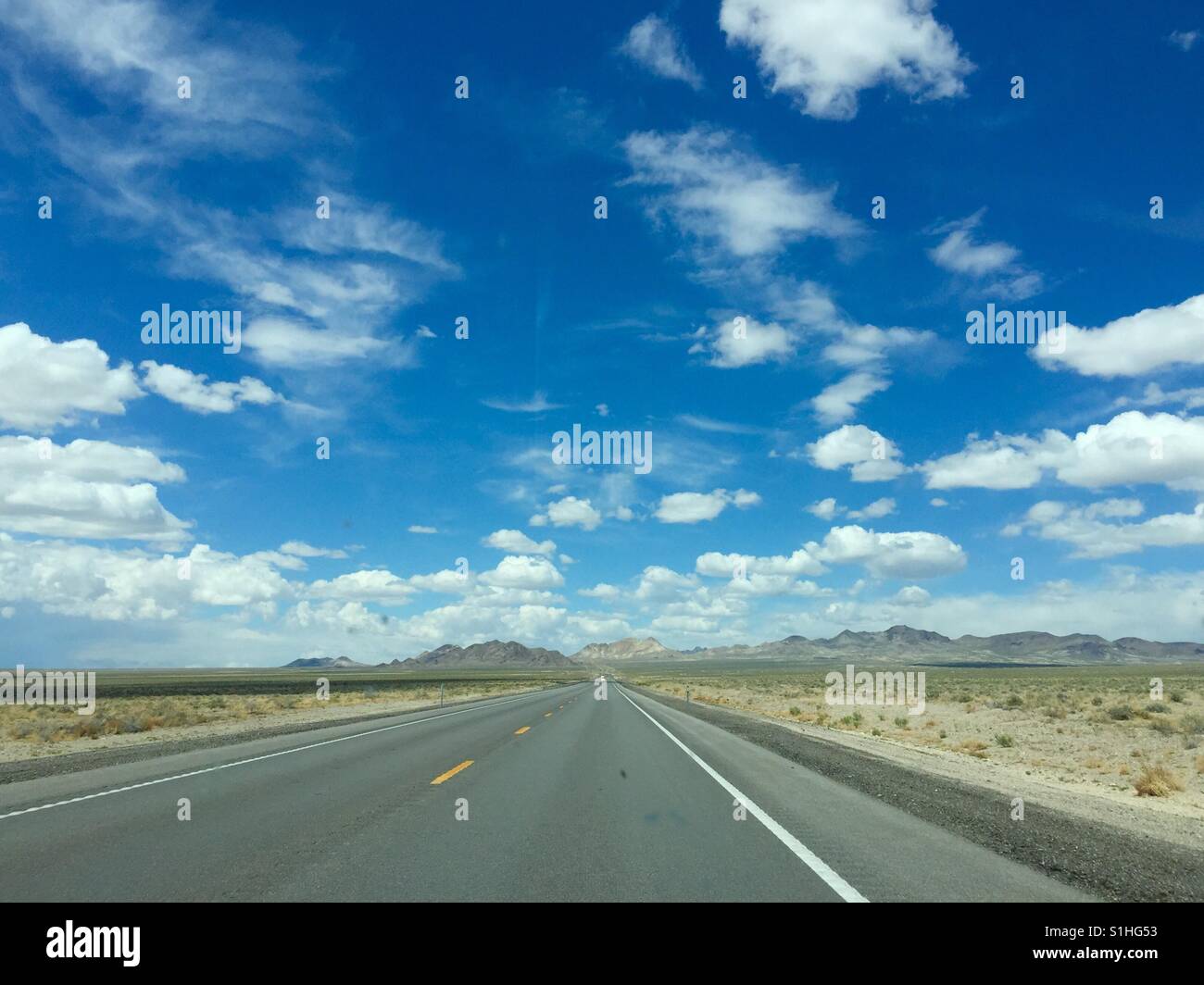 Two lane highway in the mountains hi-res stock photography and images ...