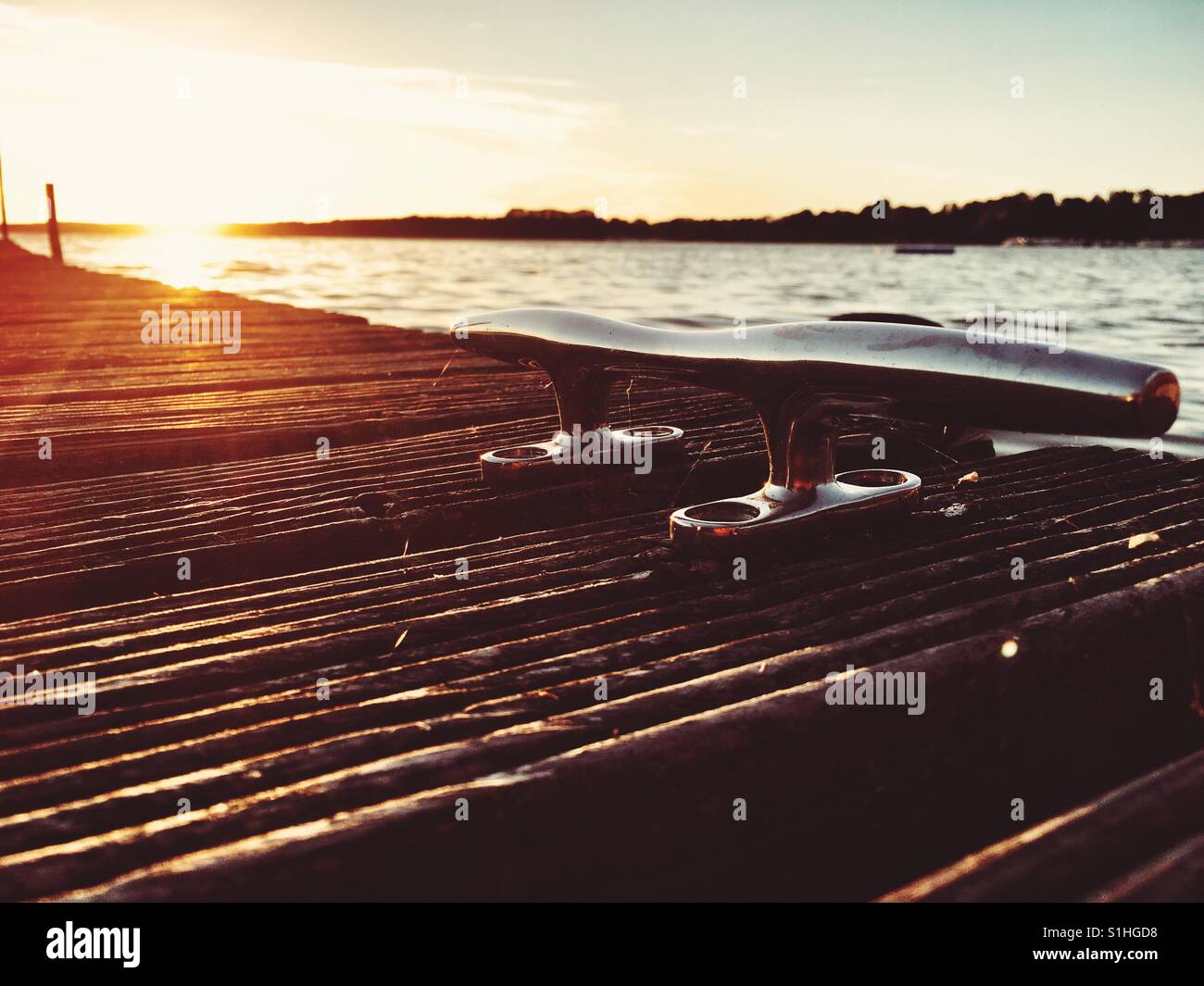 Pier cleat hi-res stock photography and images - Alamy