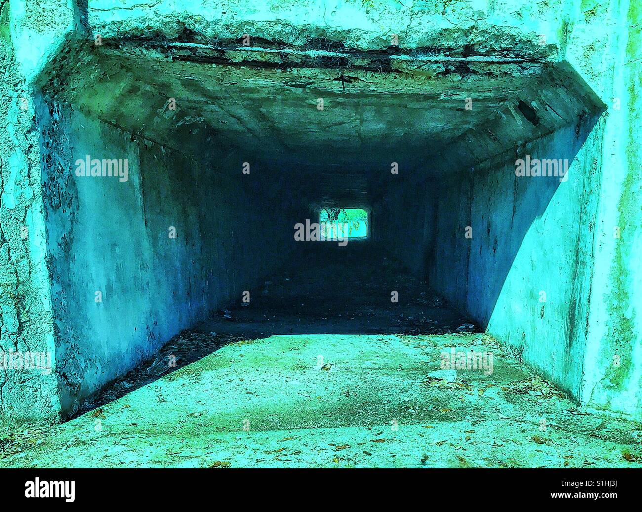 Crumbling concrete tunnel hi-res stock photography and images - Alamy