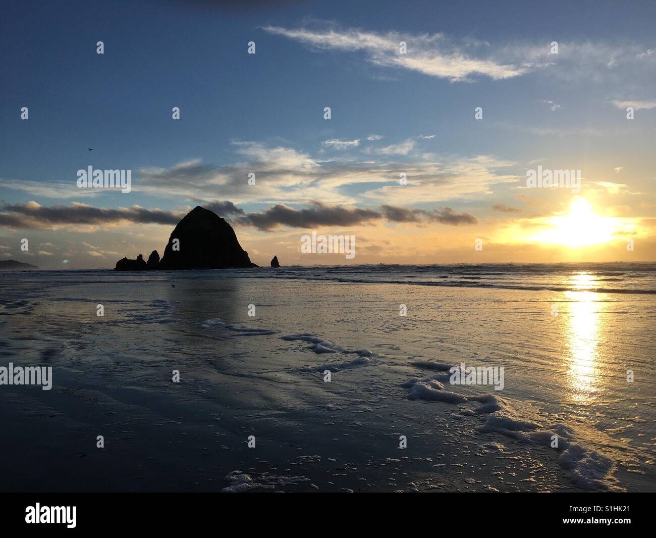 Haystack rock sunset hi-res stock photography and images - Alamy