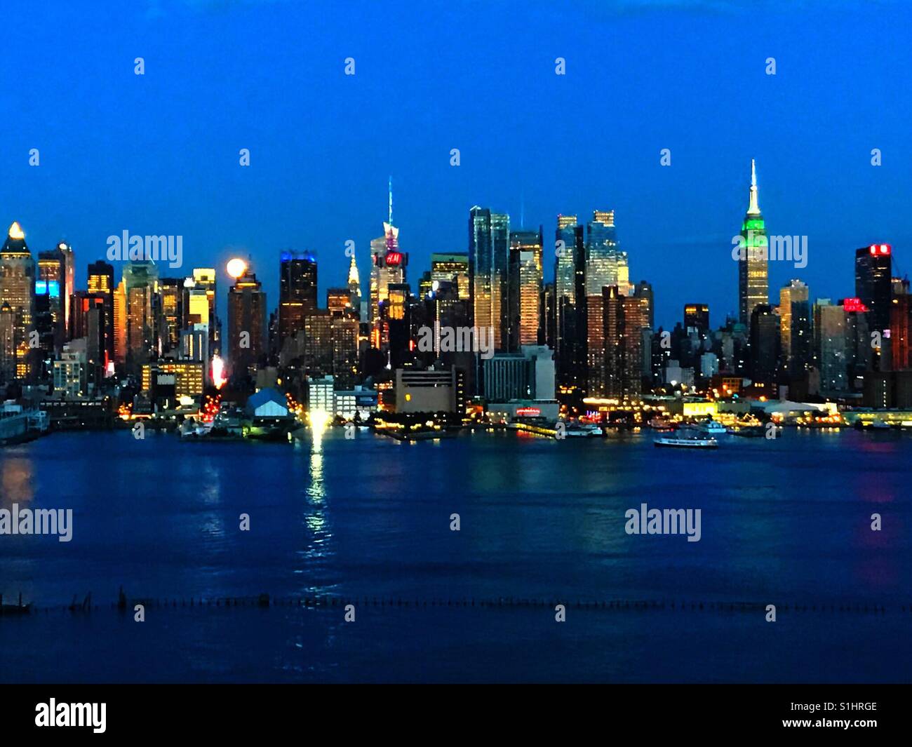 Moon over new york city hi-res stock photography and images - Alamy