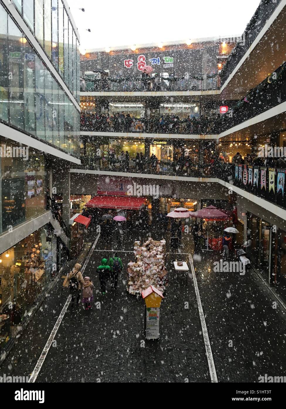 Wonderland shopping mall hi-res stock photography and images - Alamy