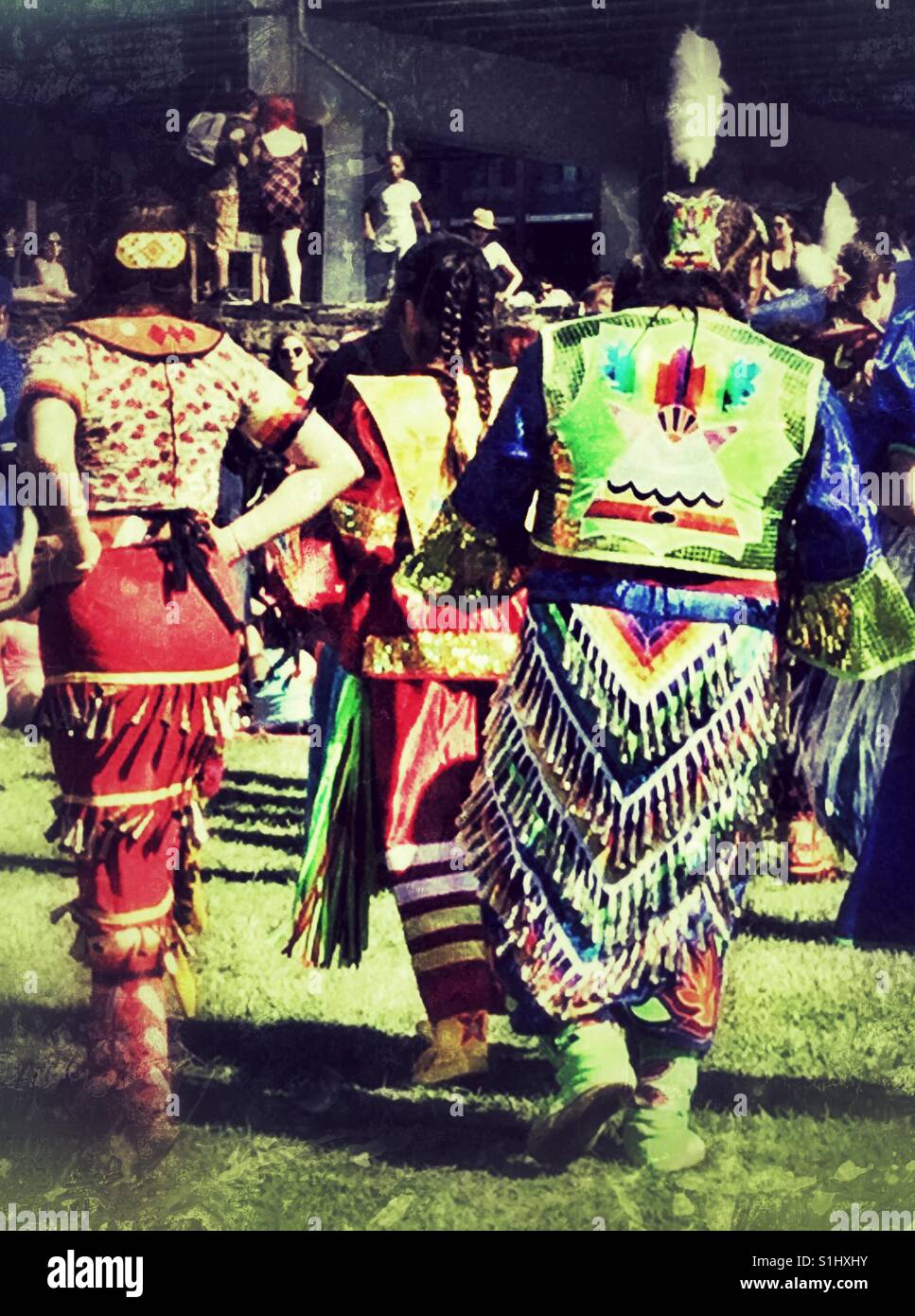 Female indigenous dancers hi-res stock photography and images - Alamy