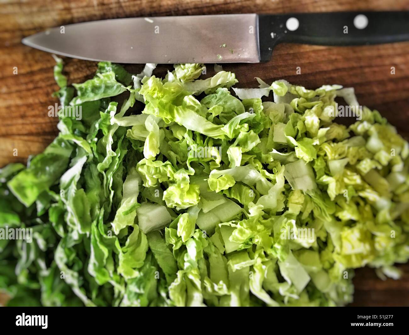 Knife and finely chopped lettuce Stock Photo - Alamy