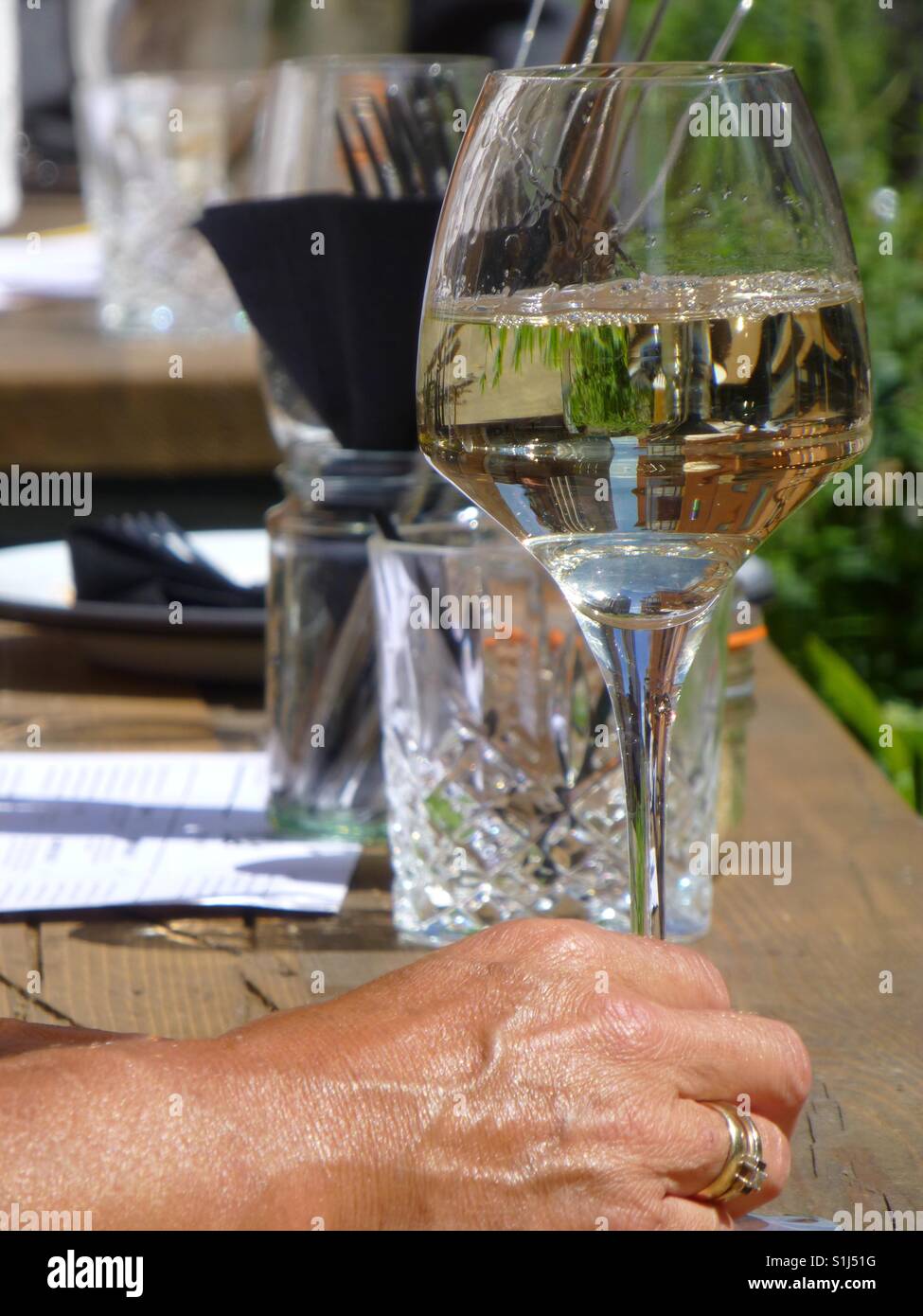Hand holding wine glass hi-res stock photography and images - Alamy