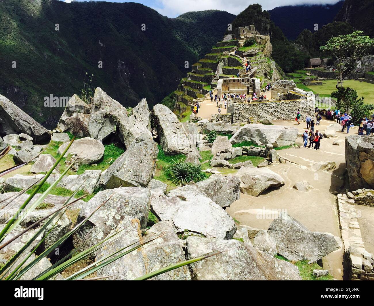 Huge rocks hi-res stock photography and images - Alamy