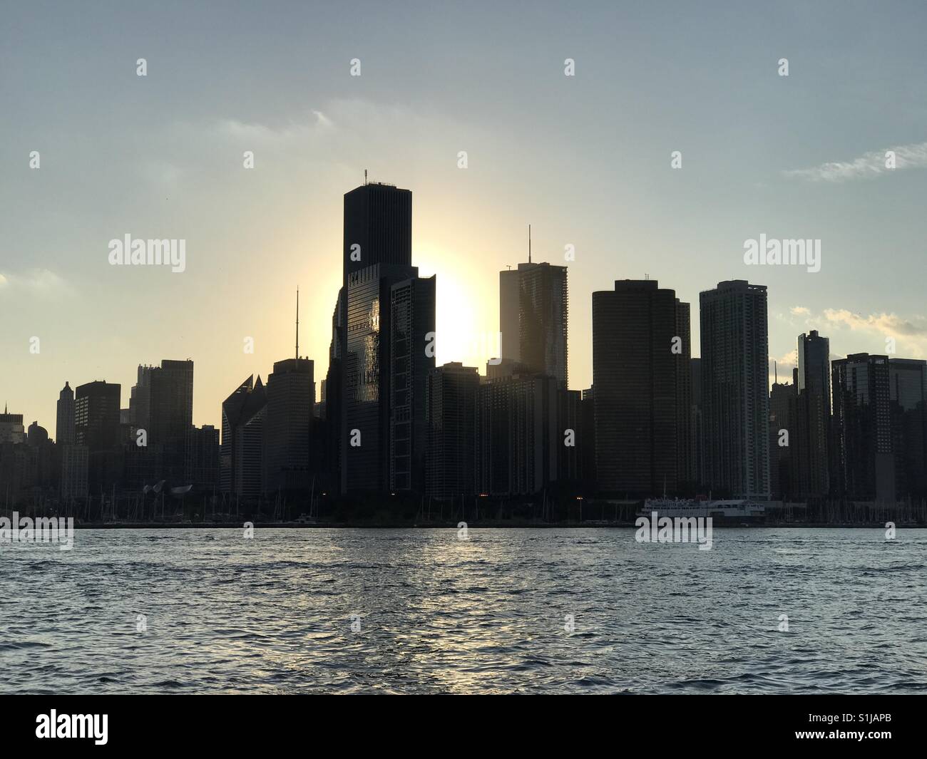 Chicago skyline lake sun hi-res stock photography and images - Alamy