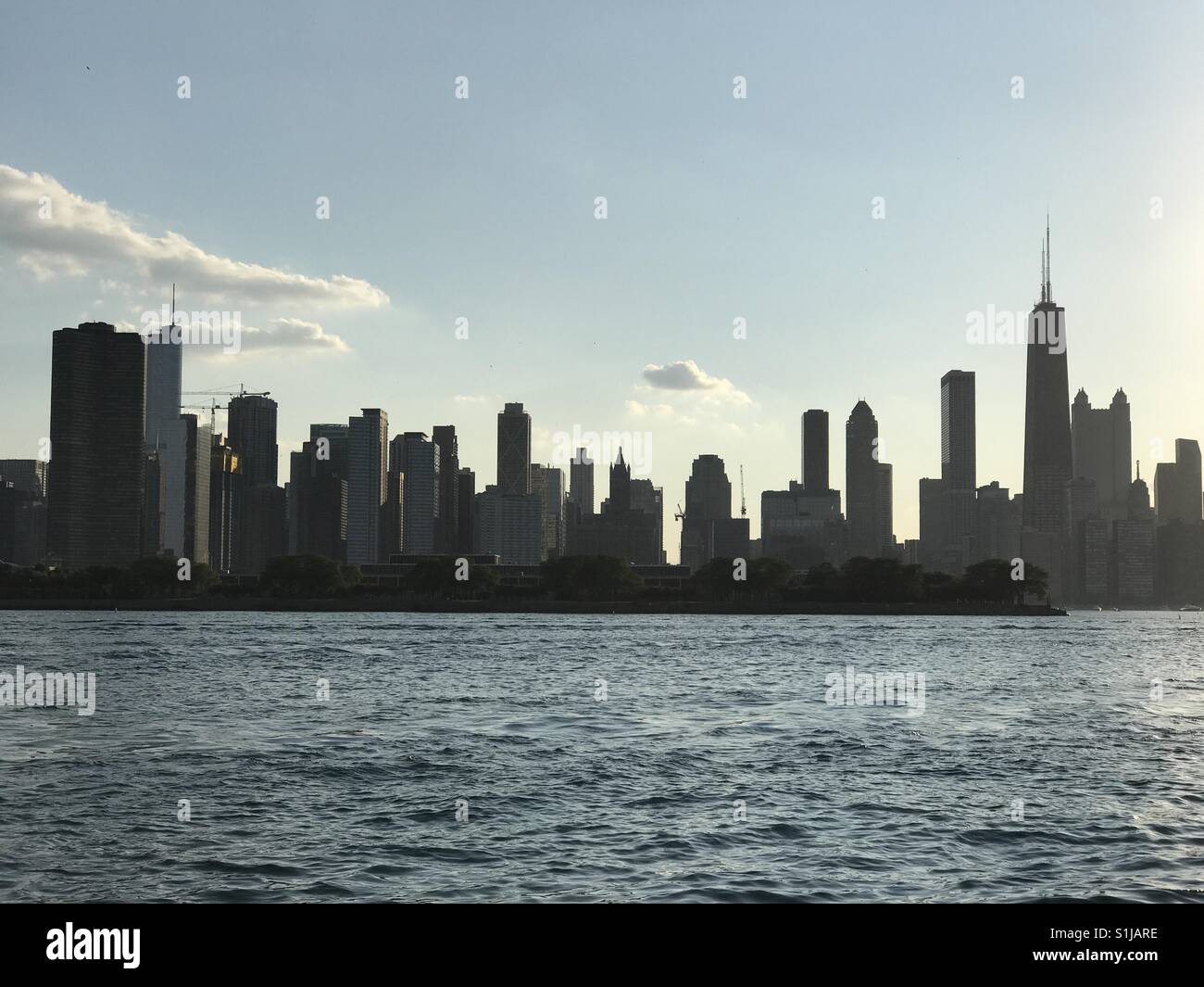 Chicago skyline lake sun hi-res stock photography and images - Alamy