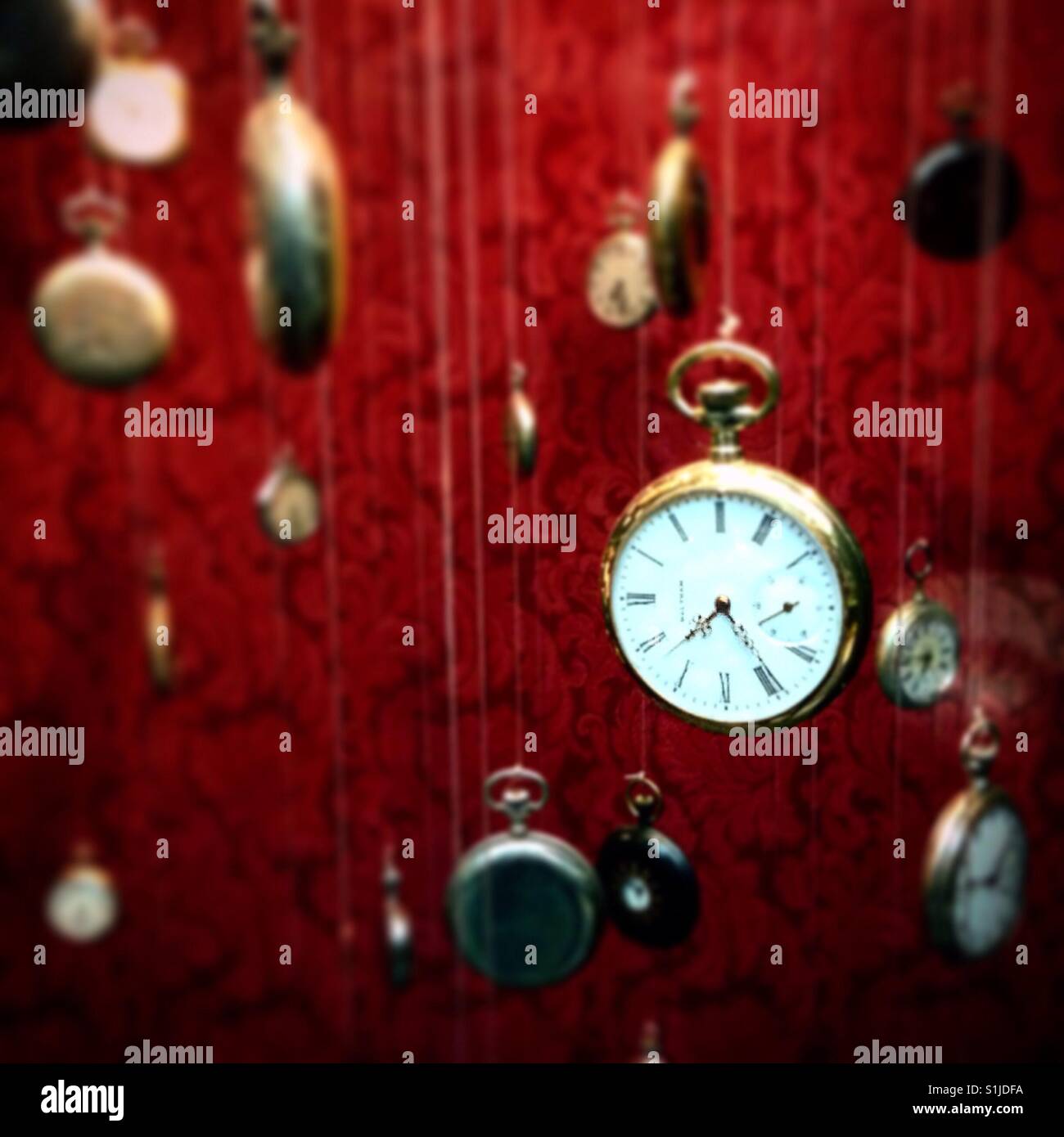 Antique clock shop hi-res stock photography and images - Alamy