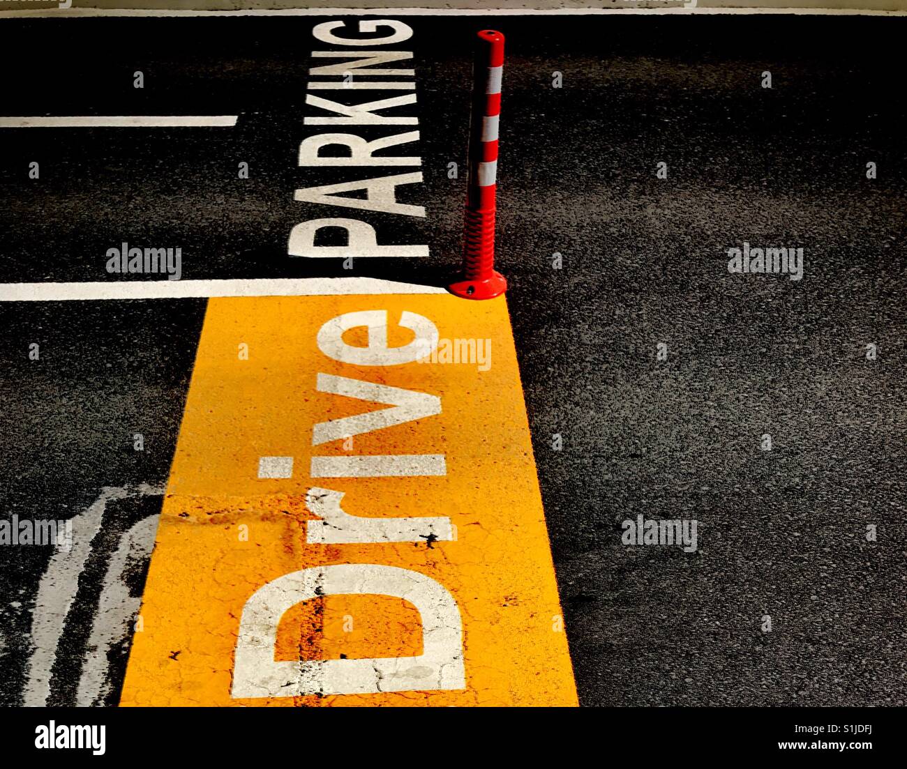 Signage parking hi-res stock photography and images - Alamy