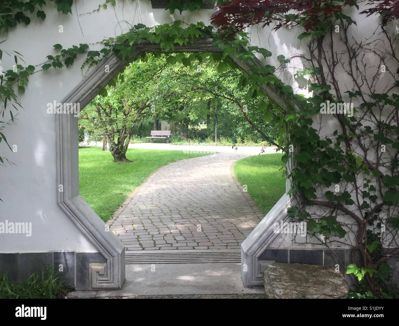 Moon gate hi-res stock photography and images - Alamy