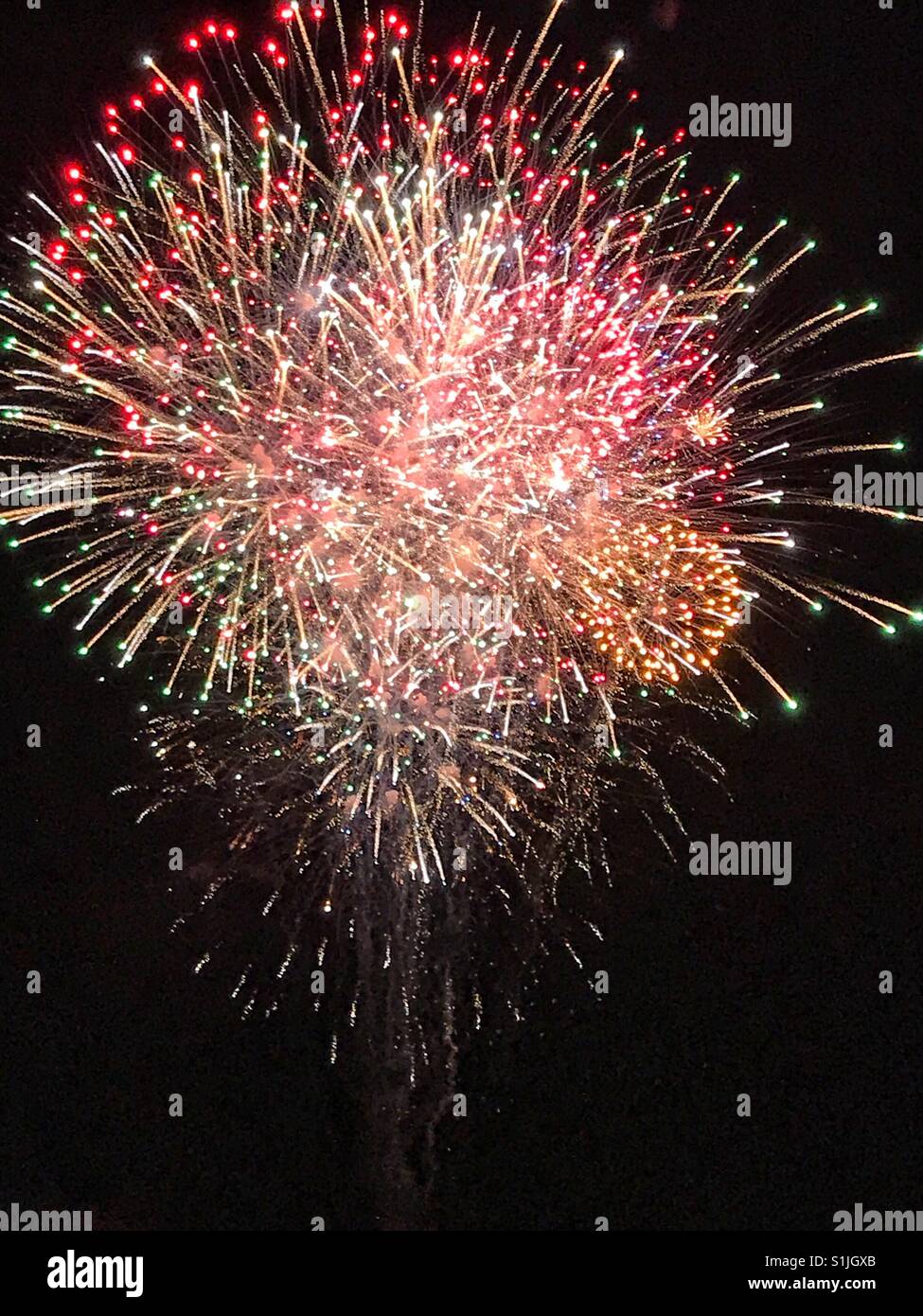 Bursting fireworks hi-res stock photography and images - Alamy