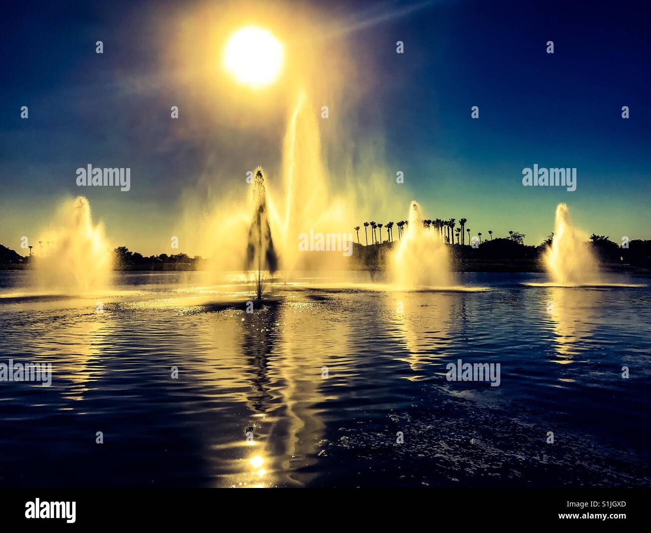 Fountain sunset hi-res stock photography and images - Alamy
