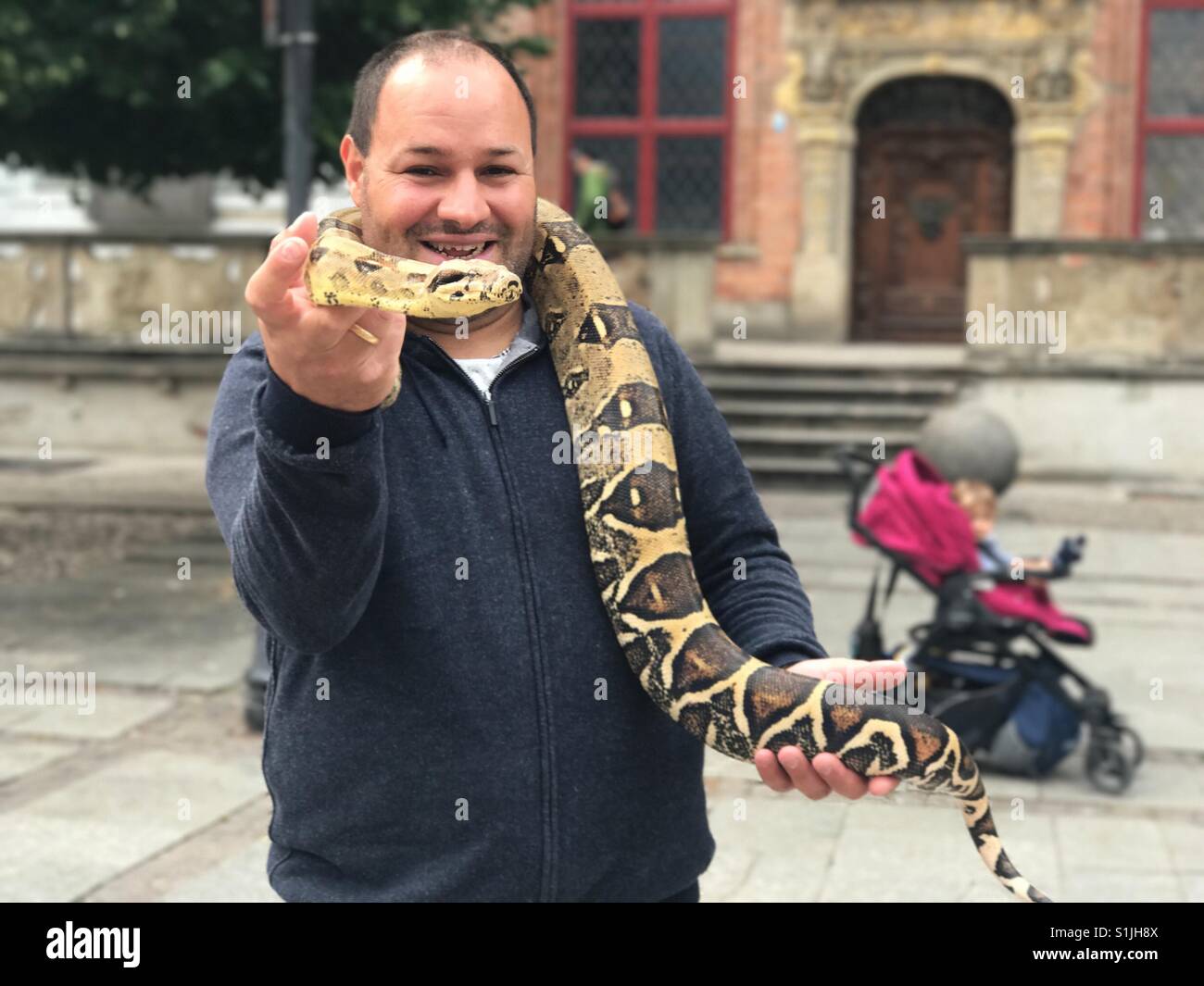 Man holding a snake hi-res stock photography and images - Alamy