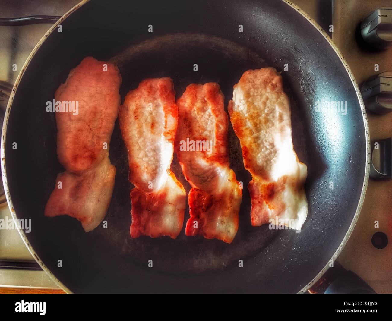 Pan frying back bacon hi-res stock photography and images - Alamy