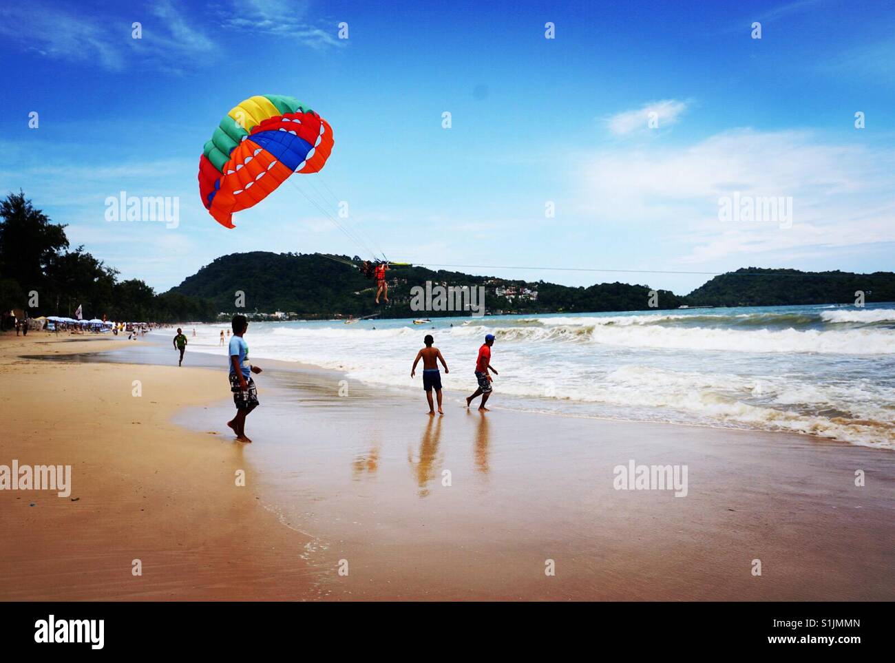 Parasailing patong beach hi-res stock photography and images - Alamy