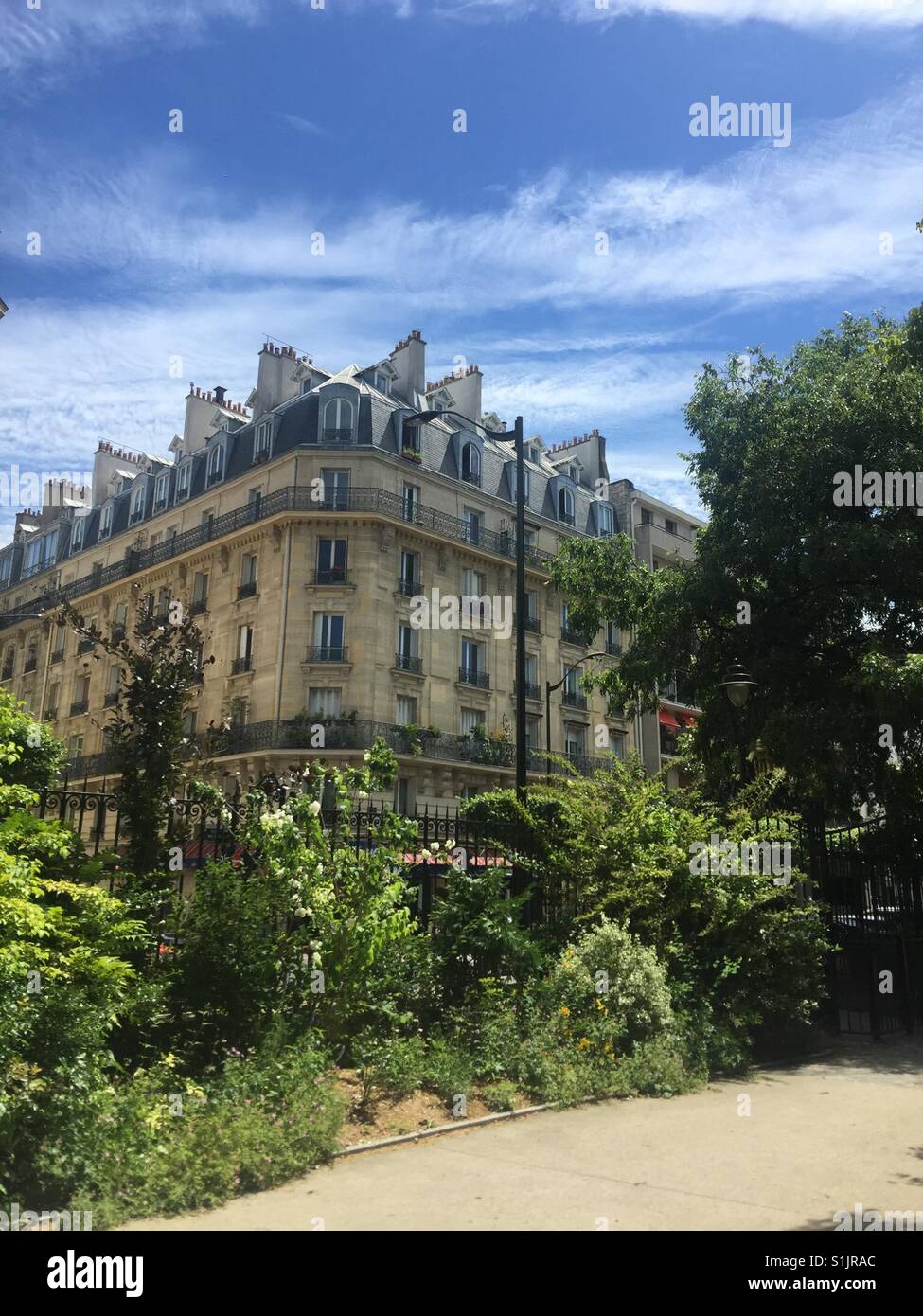 Paris building hi-res stock photography and images - Alamy