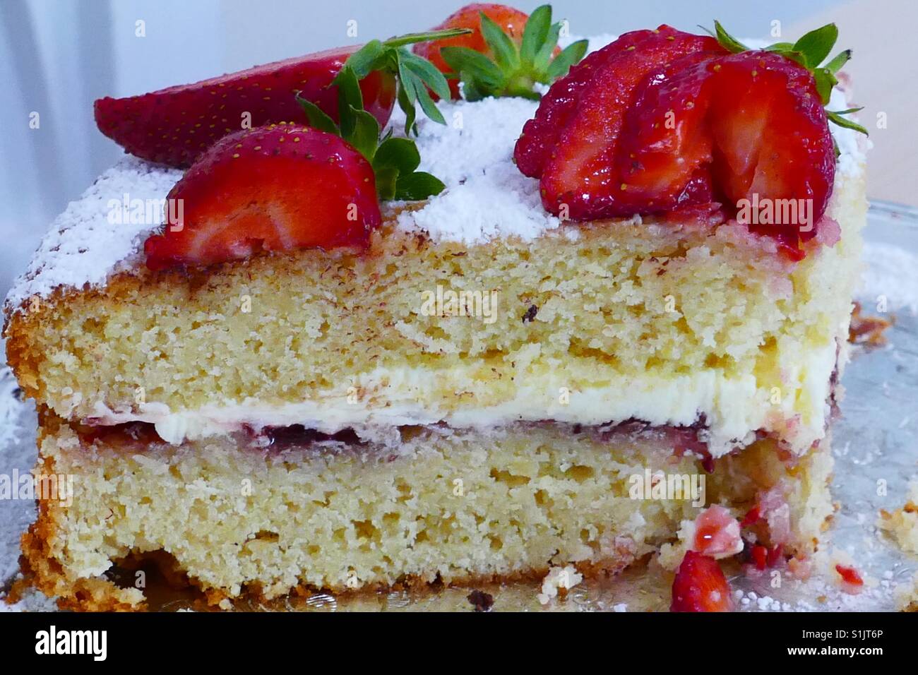 Slice of sponge cake hi-res stock photography and images - Alamy