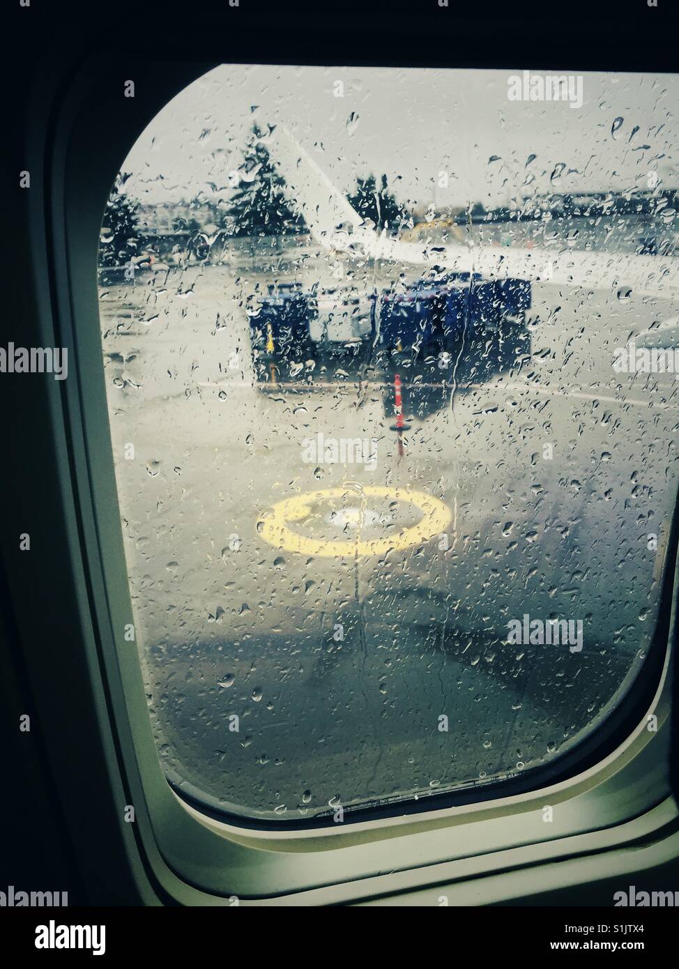 Airport outside plane hi-res stock photography and images - Alamy