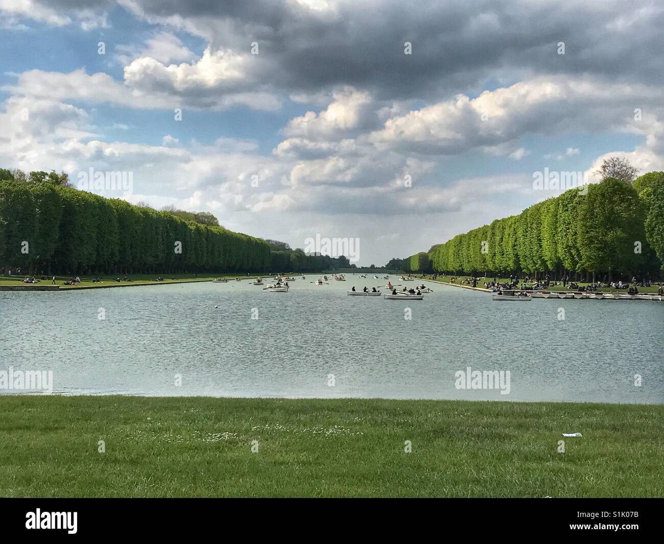 Tourists canoeing in Chateau Versailles lake Stock Photo - Alamy