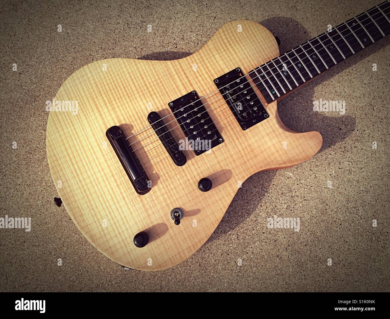 Arch top guitar hi-res stock photography and images - Alamy