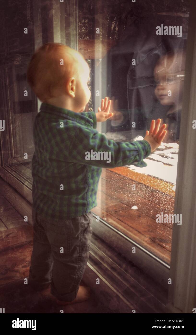 Child sliding door hi-res stock photography and images - Alamy