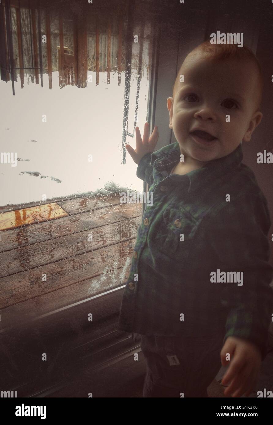 Child sliding door hi-res stock photography and images - Alamy