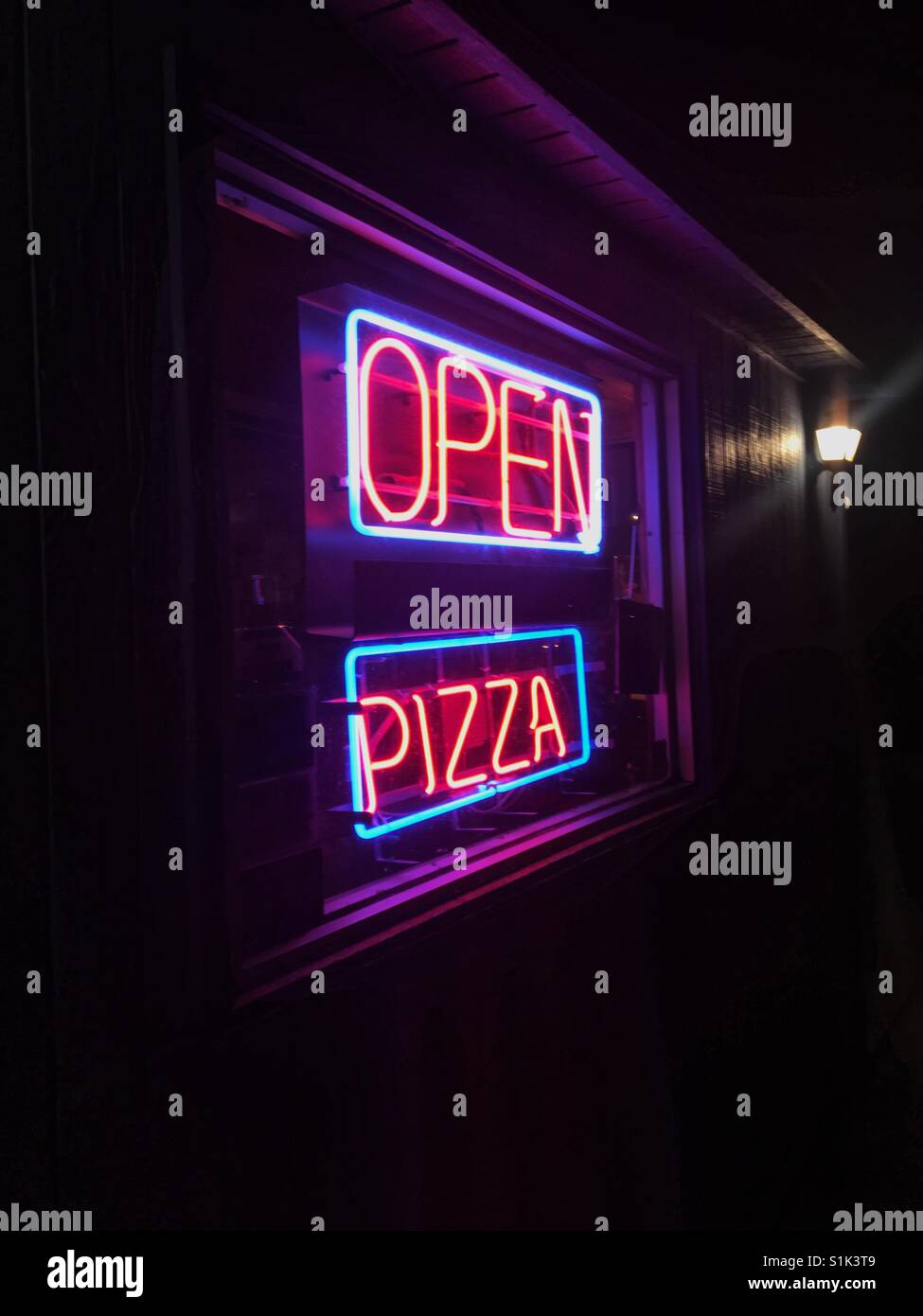 Neon pizza sign hi-res stock photography and images - Alamy