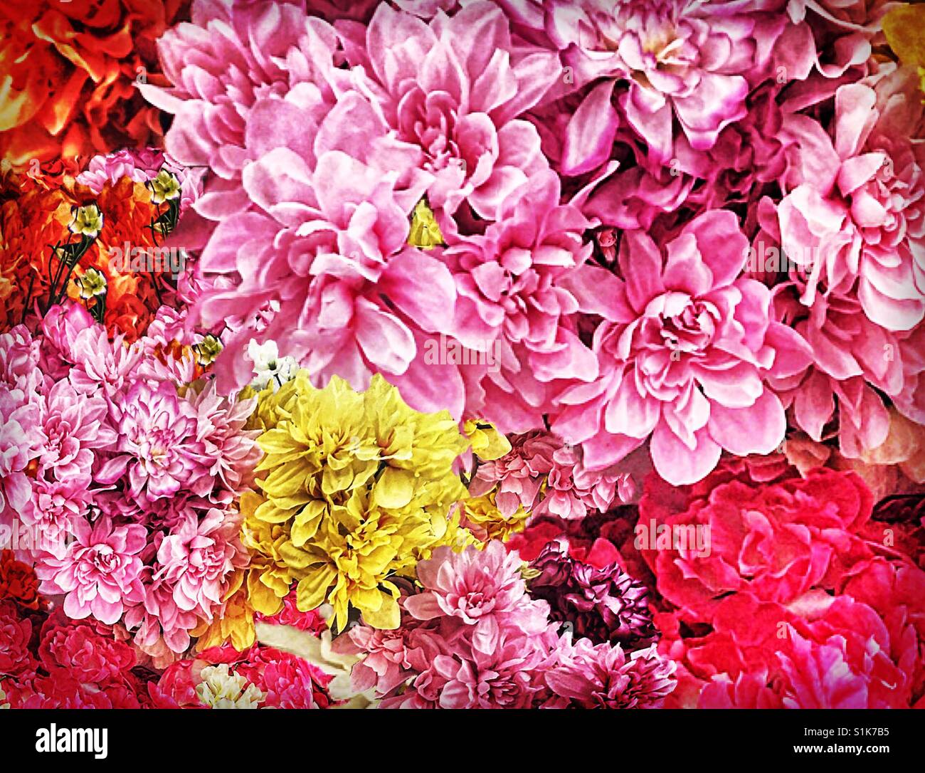 Red floral arrangements hi-res stock photography and images - Alamy