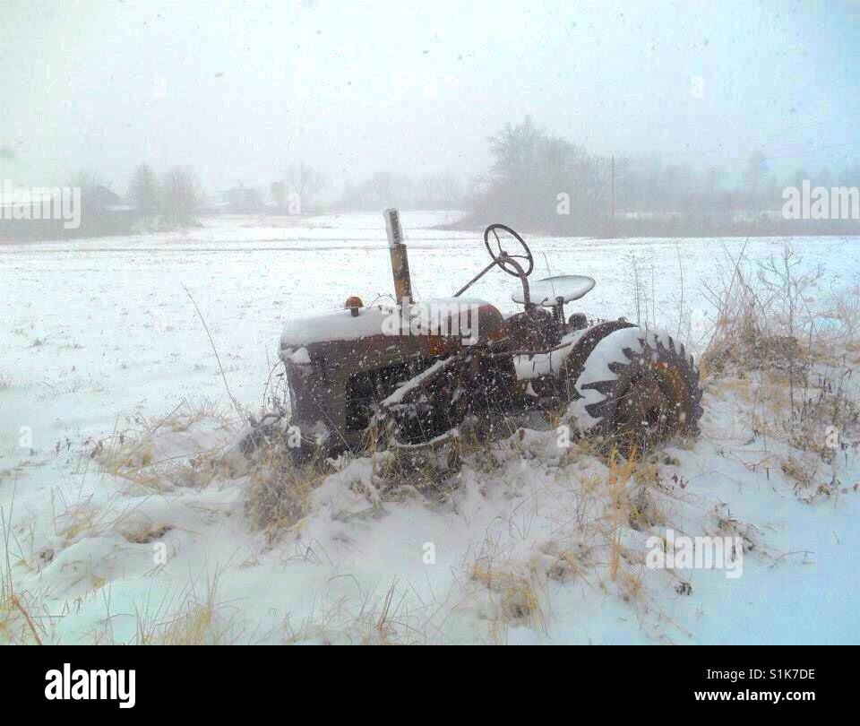 Vintage tractor snow hi-res stock photography and images - Alamy