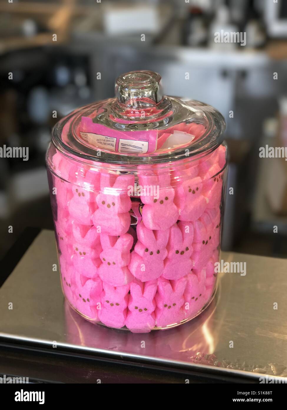 Pink bunnies hi-res stock photography and images - Alamy