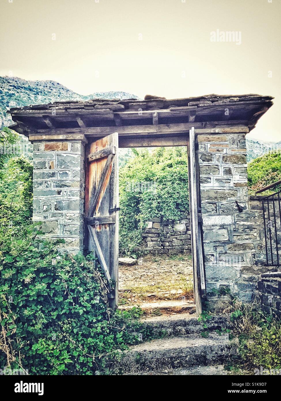Old gate in the old stone house hi-res stock photography and images - Alamy