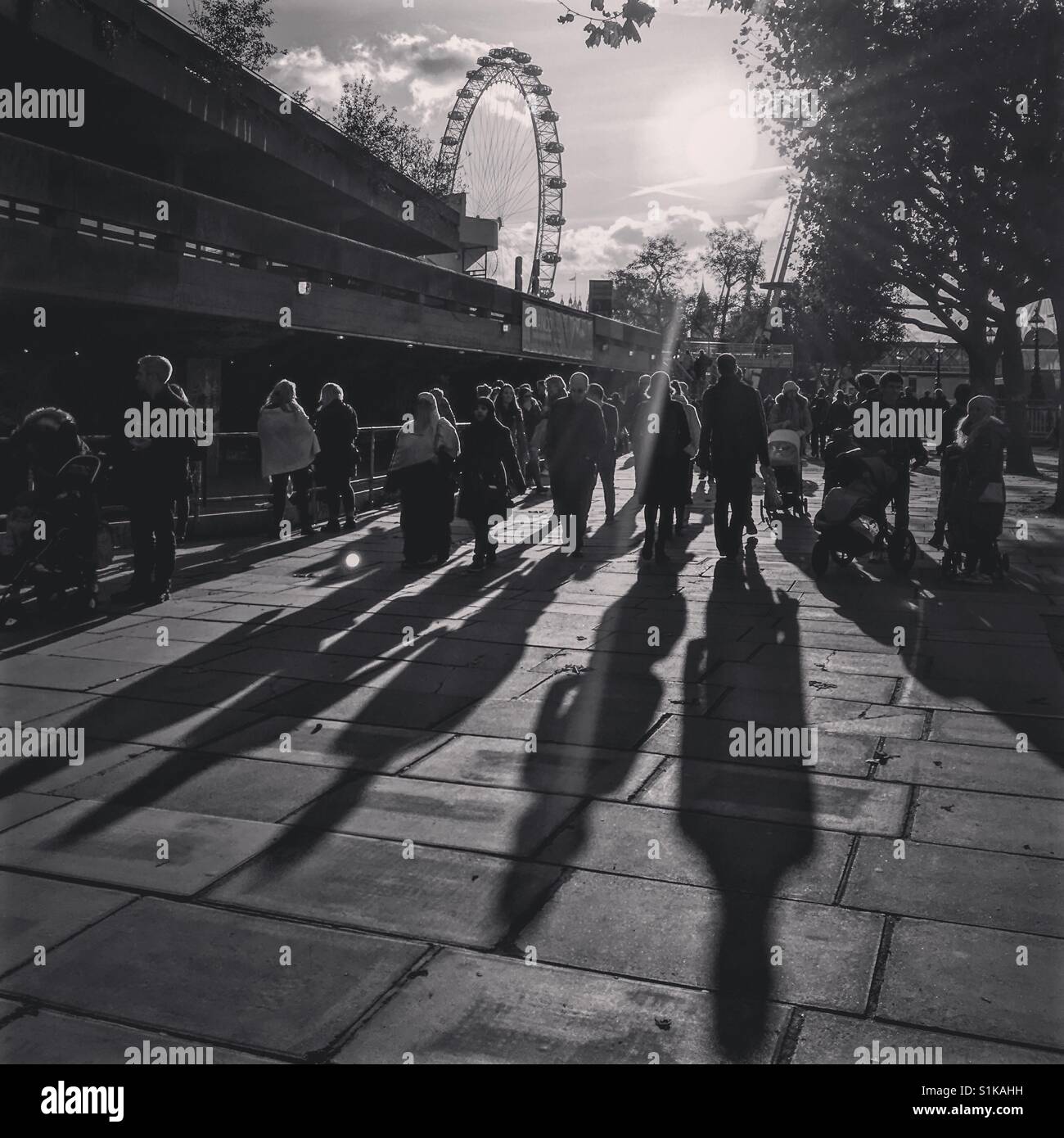 People walking london eye hi-res stock photography and images - Alamy