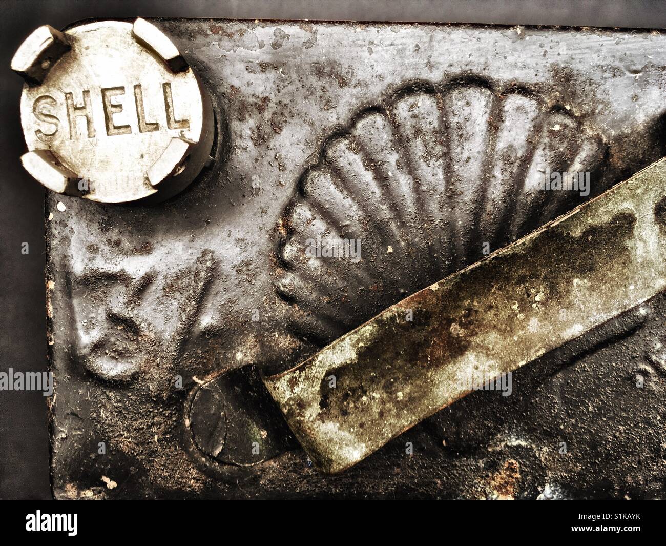 Vintage Shell petrol can Stock Photo - Alamy