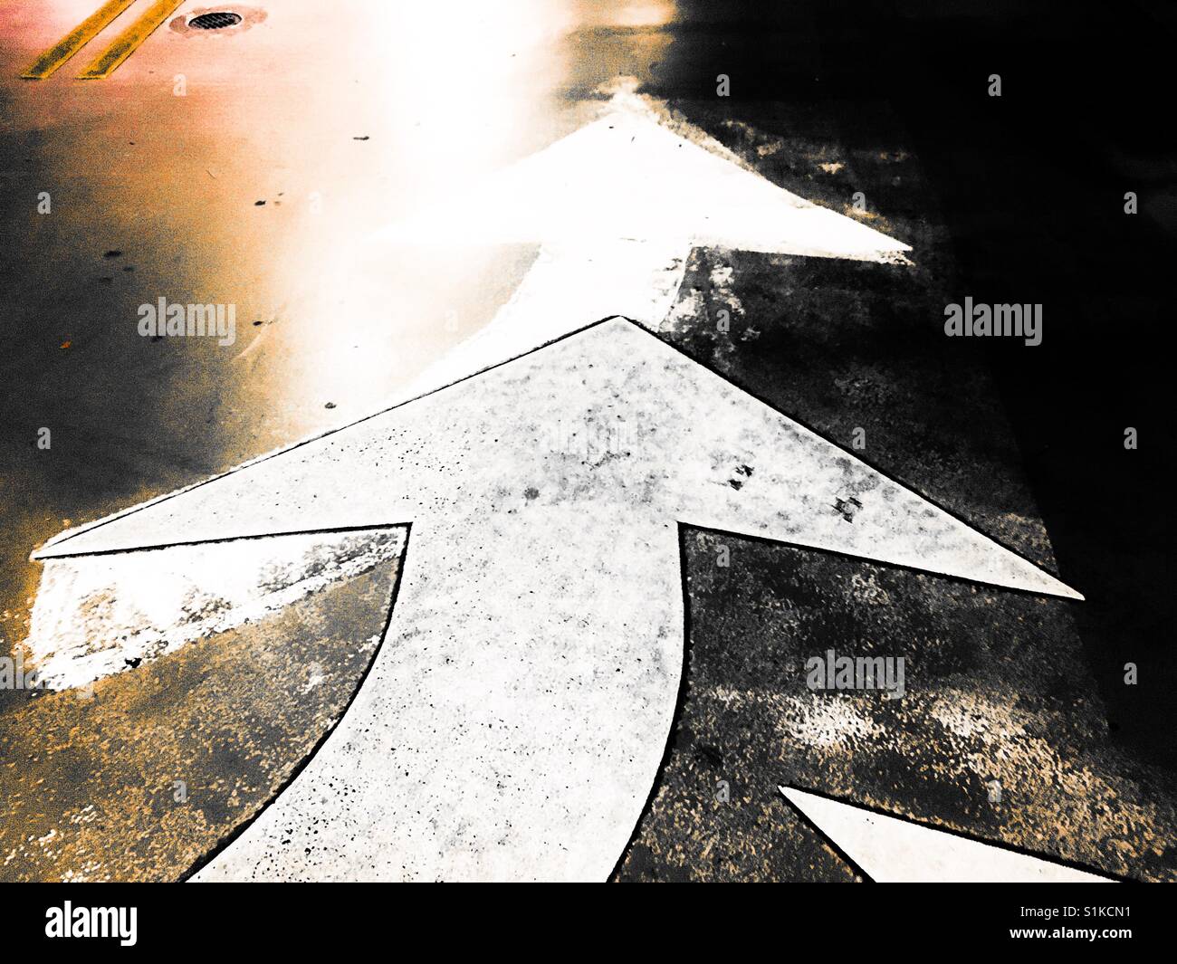 Pavement arrow hi-res stock photography and images - Alamy