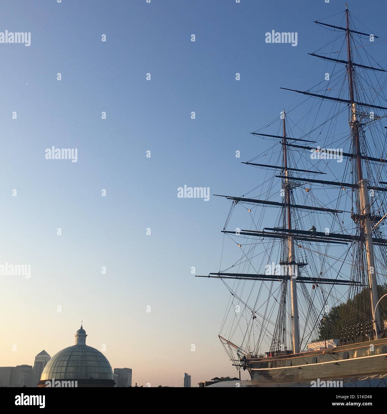 Sailing ship setting sails hi-res stock photography and images - Alamy