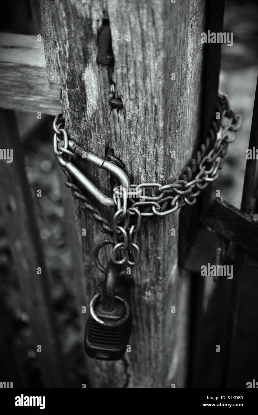 Shackles chain hi-res stock photography and images - Alamy