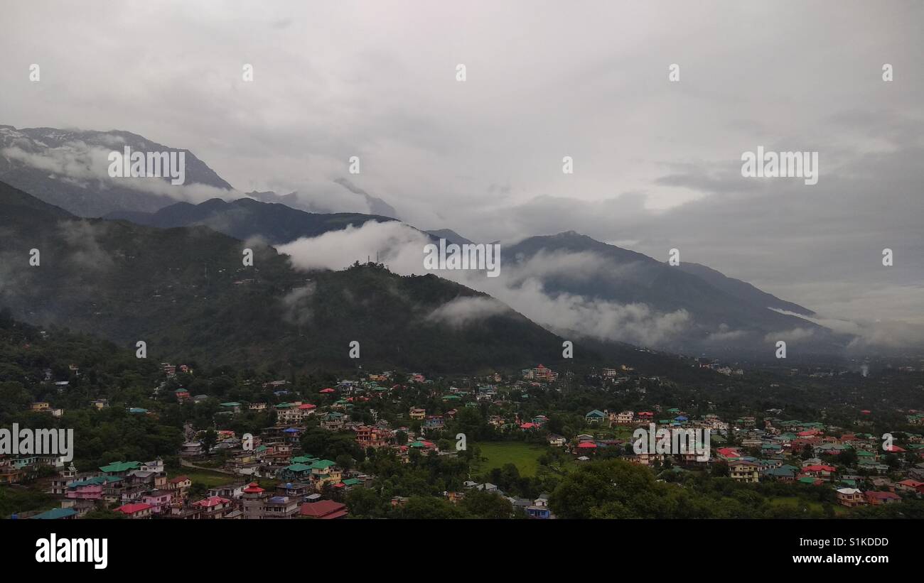 Dhauladhar valley hi-res stock photography and images - Alamy