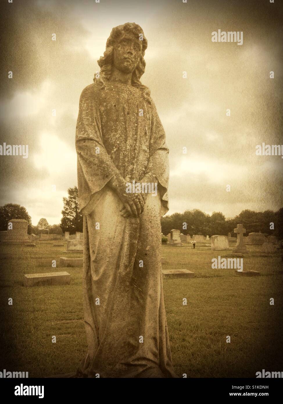 Grieving woman statue in North Carolina cemetery Stock Photo - Alamy Grieving woman statue in North Carolina cemetery Stock Photo - Alamy