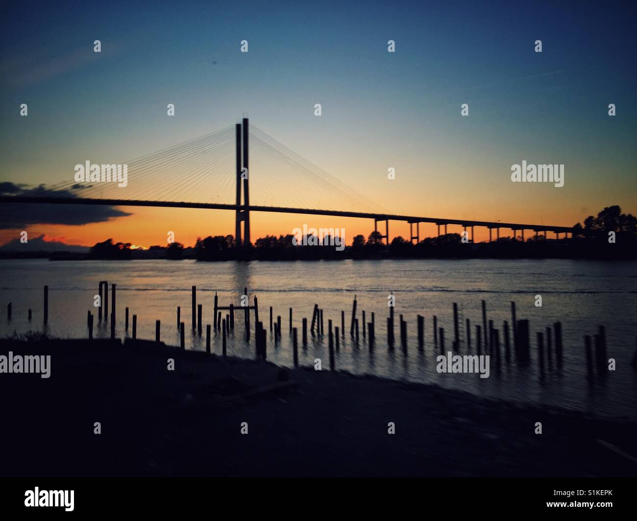 Bridge silhouette hi-res stock photography and images - Alamy