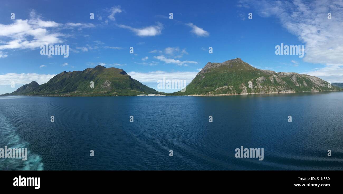 Island water scenery hi-res stock photography and images - Alamy