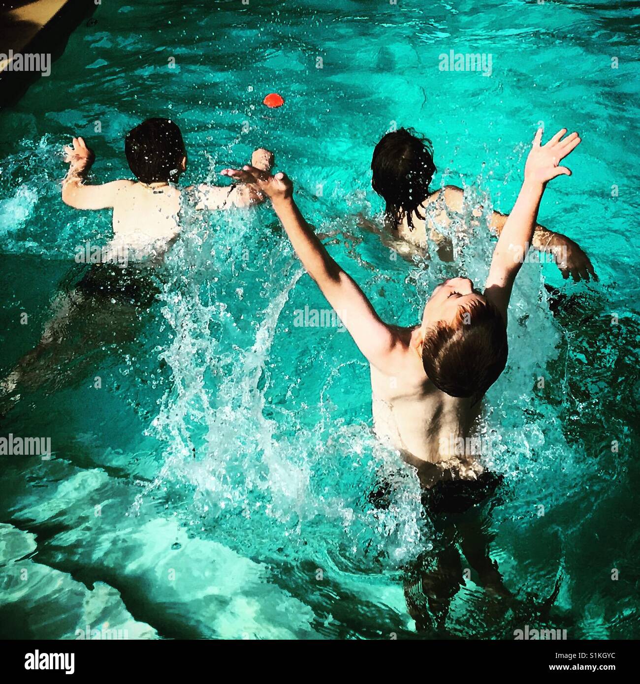 Kids splashing pool hi-res stock photography and images - Alamy