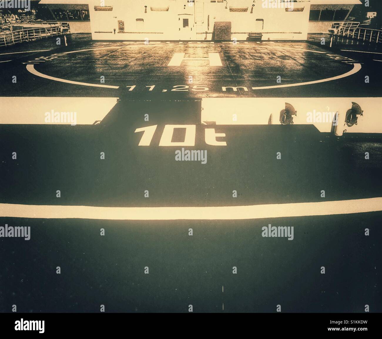 Ships with helipad hi-res stock photography and images - Alamy